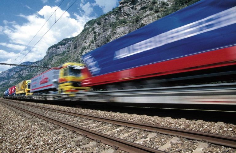 Le ferroutage à travers les Alpes: L’autoroute ferroviaire en Suisse et ...